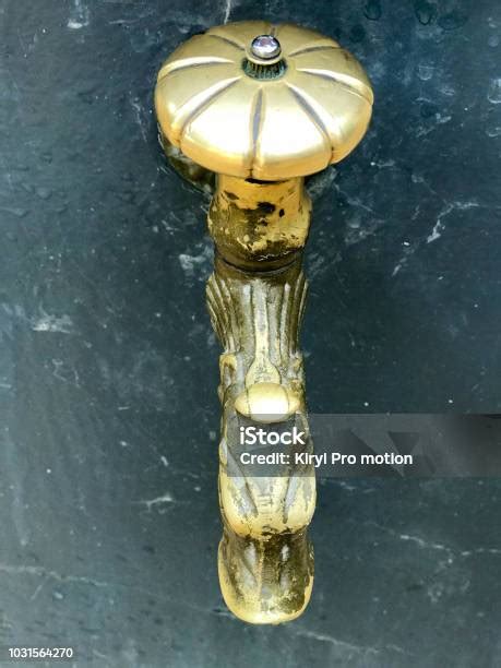 노란 오래 된 빈티지 위조 캐스트 골동품 수도 꼭지 수도 꼭지 황동 피팅 구리 음주에 대 한 어두운 페인트 벽의 배경에 대 한 손과 발을 세척 0명에 대한 스톡 사진 및
