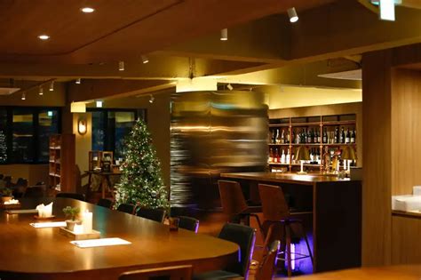 전구색 조명으로 따뜻한 분위기 우드톤 50평 와인바 인테리어