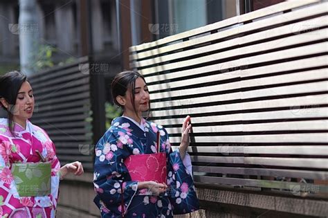 穿着和服走路的意大利女孩