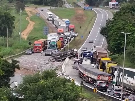 Caminhão Tomba E Motorista Fica Ferido Na Rodovia Fernão Dias Em Estiva