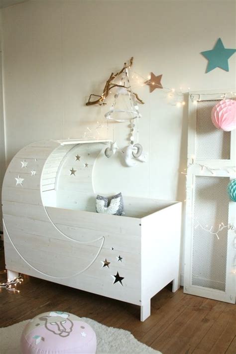Lit Lune pour enfant à partir de palettes Muebles para bebe Decoración de unas Mobiliario bebe