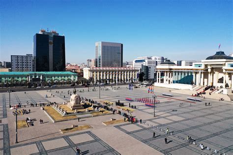 Мэлхийт хөшөөнд хүндэтгэл үзүүлж Нийслэлийн тугийг мандууллаа