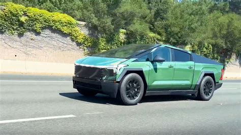 Un Tesla Cybertruck Wrappé En Toyota Tundra Aperçu Sur La Route