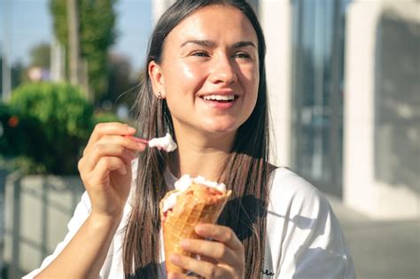 Retrato De Uma Mulher Morena Caucasiana Feliz Comendo Um Cone De Sorvete Foto Gr Tis