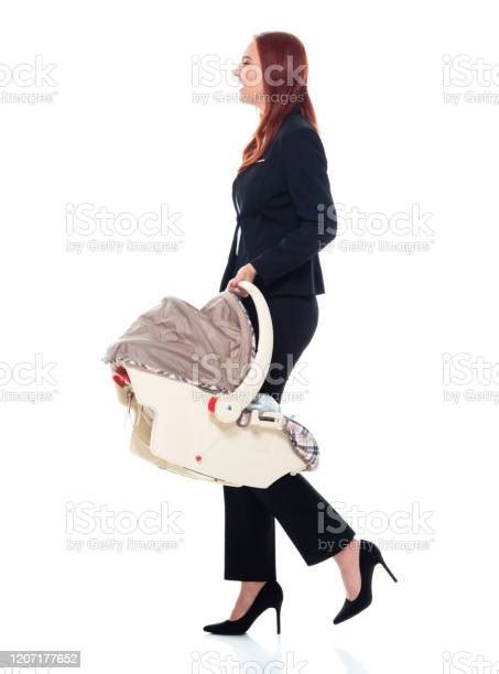 백인 아기 흰색 배경 앞에서 걷는 인간 나이 비즈니스 사람이 비즈니스 웨어를 착용하고 카시트를 들고 20 24세에 대한 스톡