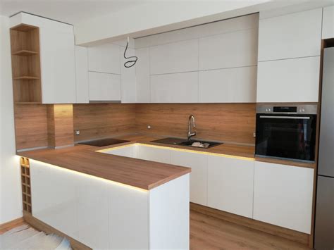 Модерна бяла кухня с натурално усещане Галерия