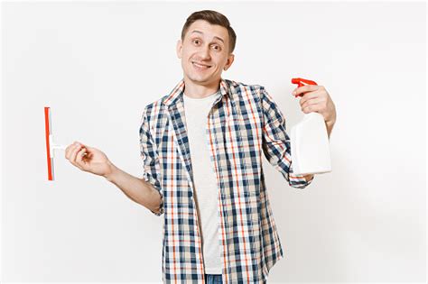 체크 무늬 셔츠 지주 고무 롤러에 젊은 정부 남자 흰색 배경에 고립 청소기 액체 화이트 빈 청소 스프레이 병 남자 집 집안일 하