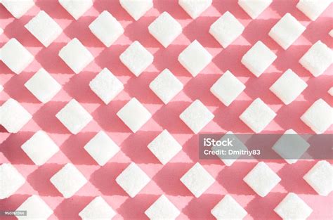핑크 바탕에 정제 된 설탕입니다 Geometricshape에 달 콤 하 고 흰 설탕 큐브 하드 그림자입니다 개념에 대한 스톡 사진 및 기타 이미지 Istock