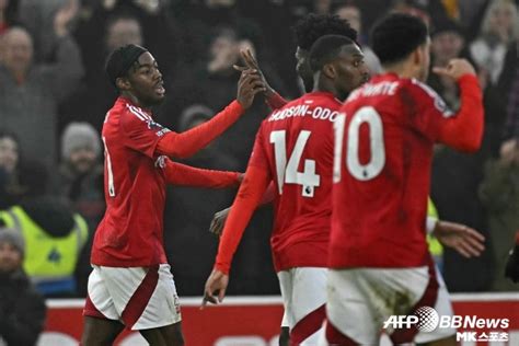 孫興民のフリーキックが横網を打った。トッテナム·ホットスパーは27日（韓国時間）、英国ノッティンガムのザ·シティ·グラウンドで行われた