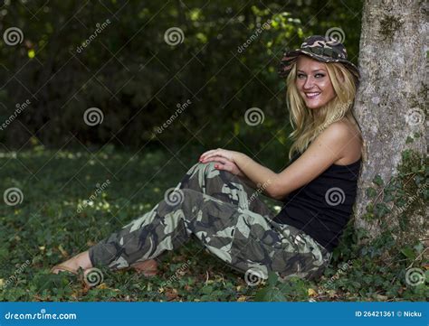 De Leuke Blonde Vrouw Kleedde Zich In Camouflage In Bos Stock