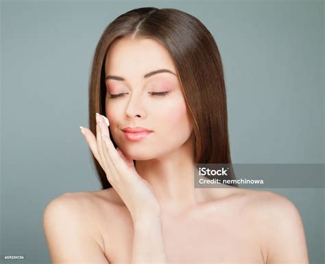 건강 한 피부와 긴 머리 절연 스파 모델 여자 스킨케어 개념 갈색에 대한 스톡 사진 및 기타 이미지 갈색 갈색 머리 개인
