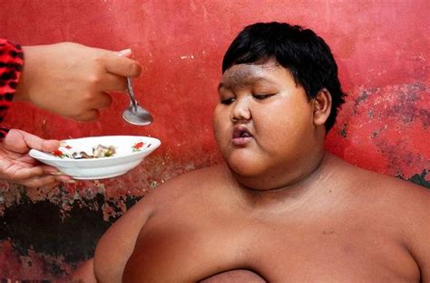 印度最胖男童年僅10歲體重已達450多斤，飯量是成人的十倍 每日頭條