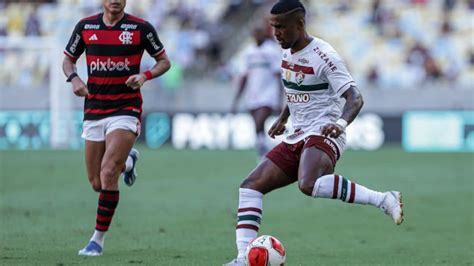 Douglas Costa perde clássico pelo Fluminense mas viraliza lance de efeito Veja