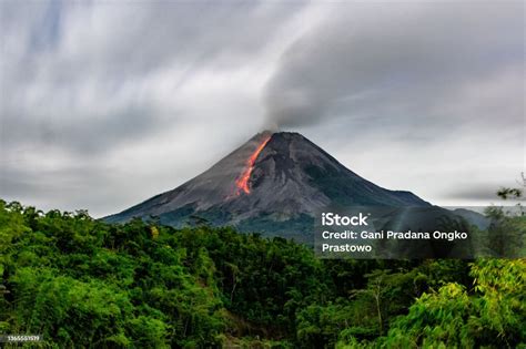 Aliran Lava Dari Gunung Merapi Indonesia Foto Stok Unduh Gambar