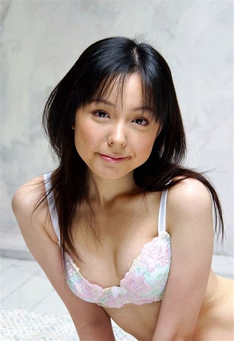 甜美的日本少女长谷佑希面带微笑，展示她多毛的灌木丛