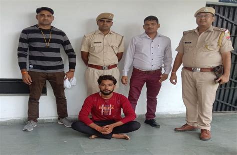 Five Thousand Reward Arrested Illegal Weapons Also Recovered पांच