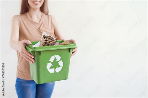 Femme Tenant Dans Ses Bras Un Bac De Recyclage Vert Avec Le Symbole De