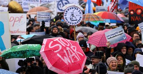 수류탄 대신 외교관을” 독일서 ‘우크라 무기 지원 반대 시위