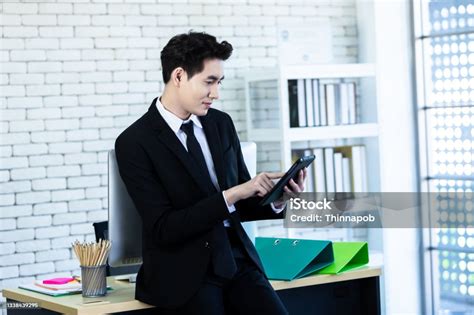 행복한 분위기 쾌활한 성공적인 아시아 젊은 사업가 사무실에서 나무 테이블 배경에 스마트 폰과 노트북 컴퓨터와 함께 일 휴대용