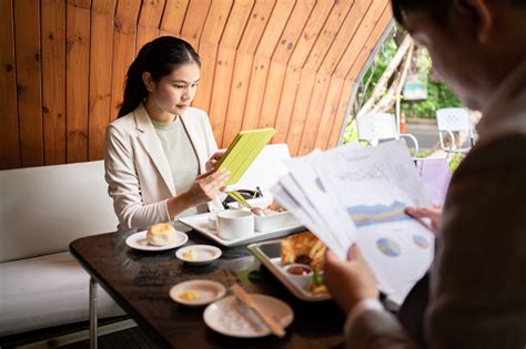 동료들은 식당에서 함께 일합니다 장소의 감각과 비즈니스 식사 커피 마실 것에 대한 스톡 사진 및 기타 이미지 커피 마실 것