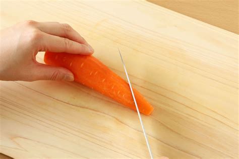 にんじんの乱切り 野菜の切り方料理の基礎 レシピサイトnadia