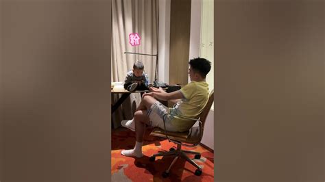 这就是父子间的默契吗😅 今天是爸爸的颜色小课堂~遇到不会的就试图用撒娇过关😜这下应该是记住黄色了！aiden 人类幼崽迷惑行为 萌娃搞笑日常