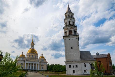 torre inclinada nevyanskaya um monumento histórico do século XVIII Foto de stock no