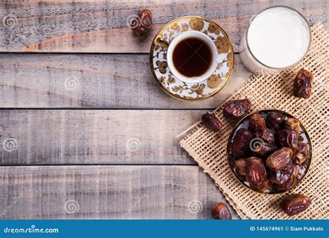 Leite E Fruto Das Datas Conceito Simples Mu Ulmano De Iftar Alimento E Bebidas Da Ramad Imagem