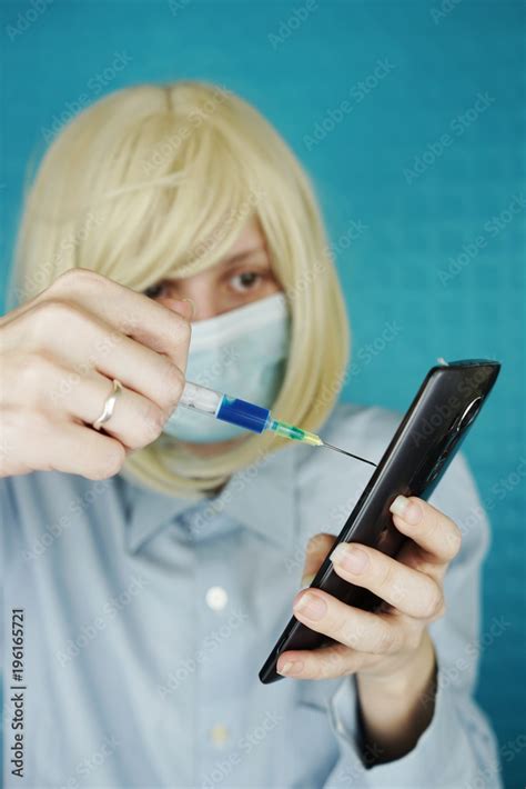 Foto conceptual sobre el peligro de la adicción a los móviles Stock Photo Adobe Stock