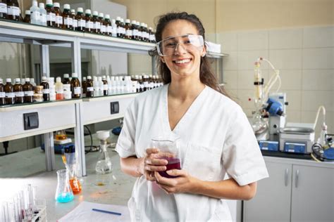 Chemik czym się zajmuje ile zarabia i jak nim zostać