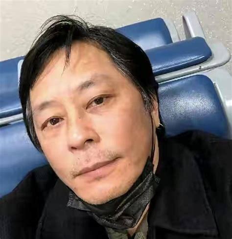 成龙无意说漏嘴，怪不得他不敢公开事实，“王杰被毒”真凶是谁？谢霆锋嗓子事情