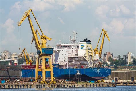 Freighter Ship And Cranes Editorial Image Image Of Delivery 41337180