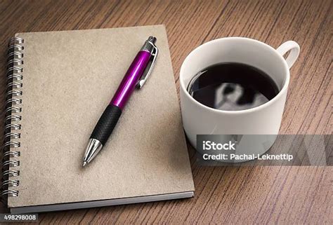Pena Pada Notebook Dan Kopi Di Atas Meja Kayu Foto Stok Unduh Gambar