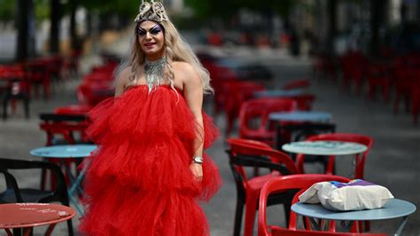 Miss Martini Drag Queen Relayeuse De La Flamme Olympique Pour Mettre