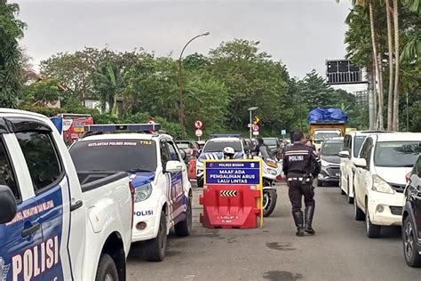 Foto Cuti Bersama Jalur Puncak Berlaku Ganjil Genap Hingga 26 Maret