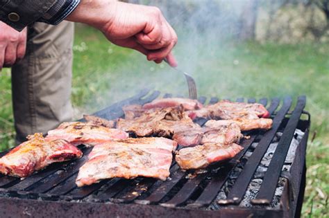 그릴에 쇠고기 갈비와 돼지 고기 스테이크 바베큐를 준비하는 손 요리 60 64세에 대한 스톡 사진 및 기타 이미지 60 64세 고기 굽기 Istock