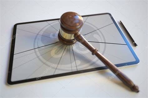 Jueces Martillo Y Pantalla De La Tableta Rota Con El Logotipo De