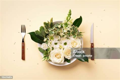 접시에 흰색 꽃 포크 파스텔 노란색 배경 위에 나이프 건강 한 식습관 비 건 다이어트 컨셉 크리에이티브 레이아웃 평면도 평 신도 0명에 대한 스톡 사진 및 기타 이미지