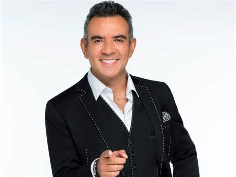 Quién Es El Nuevo Conductor De La Casa De Los Famosos De Telemundo