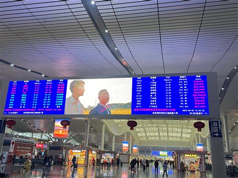 冻雨暴雪中的返乡 囧途”：有列车晚点17小时，旅客通宵候车，抢充电宝要拼网速车站财经长沙南站