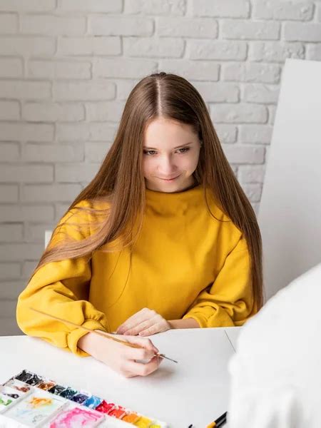 ⬇ Скачать картинки Девушка рисует картины стоковые фото Девушка рисует