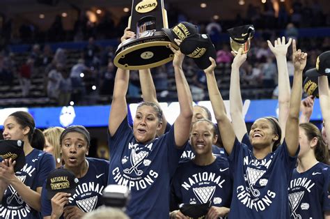 Huskies Beat Notre Dame 63 53 For 10th National Title Uconn Womens