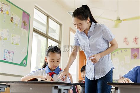 老师和学生在课堂上高清图片下载 正版图片500608078 摄图网
