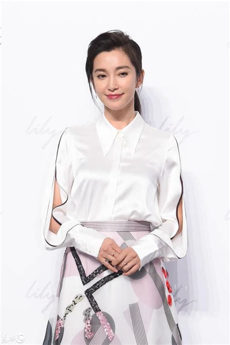 李冰冰現身某活動現場，網友：再怎麼化妝也掩飾不了了！ 每日頭條
