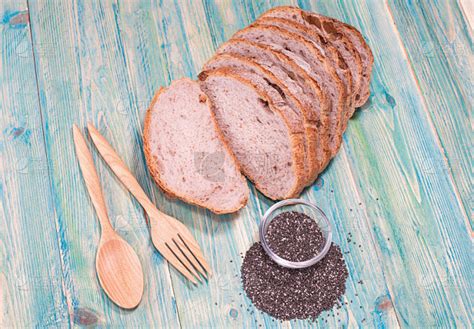 杂粮全麦面包和奇亚籽