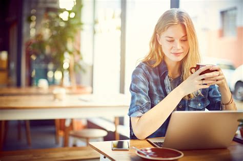 아름다운 를 사용하는 여성 랩탑형 동안 술마시기 커피 카페에서 고객에 대한 스톡 사진 및 기타 이미지 고객 금발 머리 낮 Istock