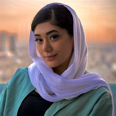 نمیدونم چرا ولی دیگه هیچ حس خوبی به هیچکس ندارم انگار اعتمادمو نسبت به
