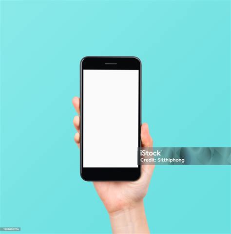 파란색 배경에 고립 된 빈 화면의 스마트 폰 모형을 들고 있는 손 광고를 게재하려면 화면을 선택하세요 개념에 대한 스톡 사진 및