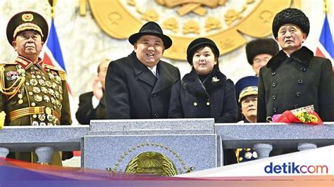 Momen Kim Jong Un Ajak Putrinya Tengok Parade Militer Korea Utara