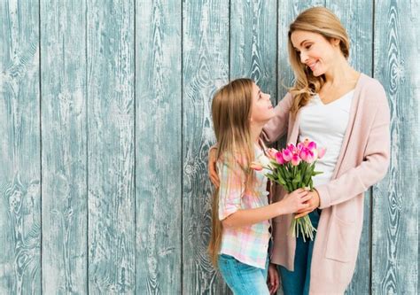 Satisfaite Mère Et Fille Souriant Et Se Regardant Photo Gratuite